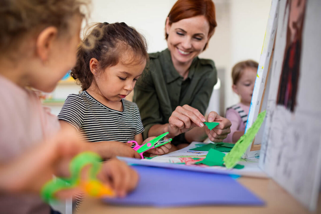Beneficios de que los niños aprendan a recortar pronto